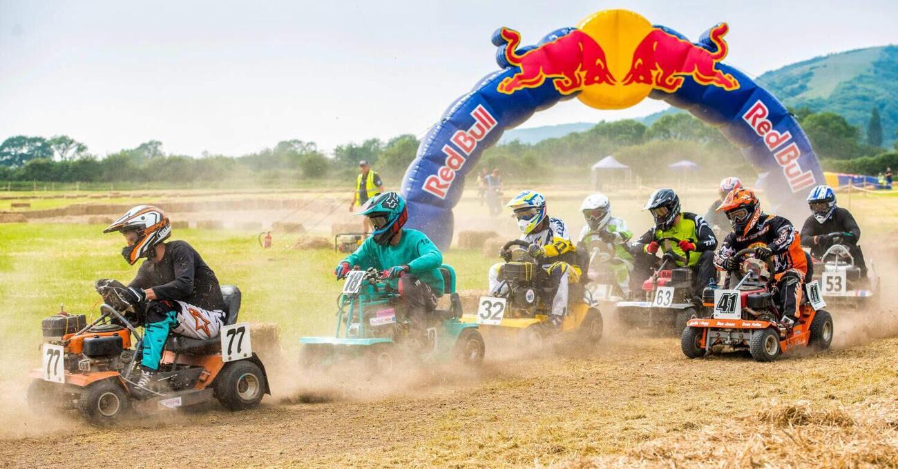 [VIDEO] Red Bull Cut It, la folle gara con i trattorini tagliaerba ...