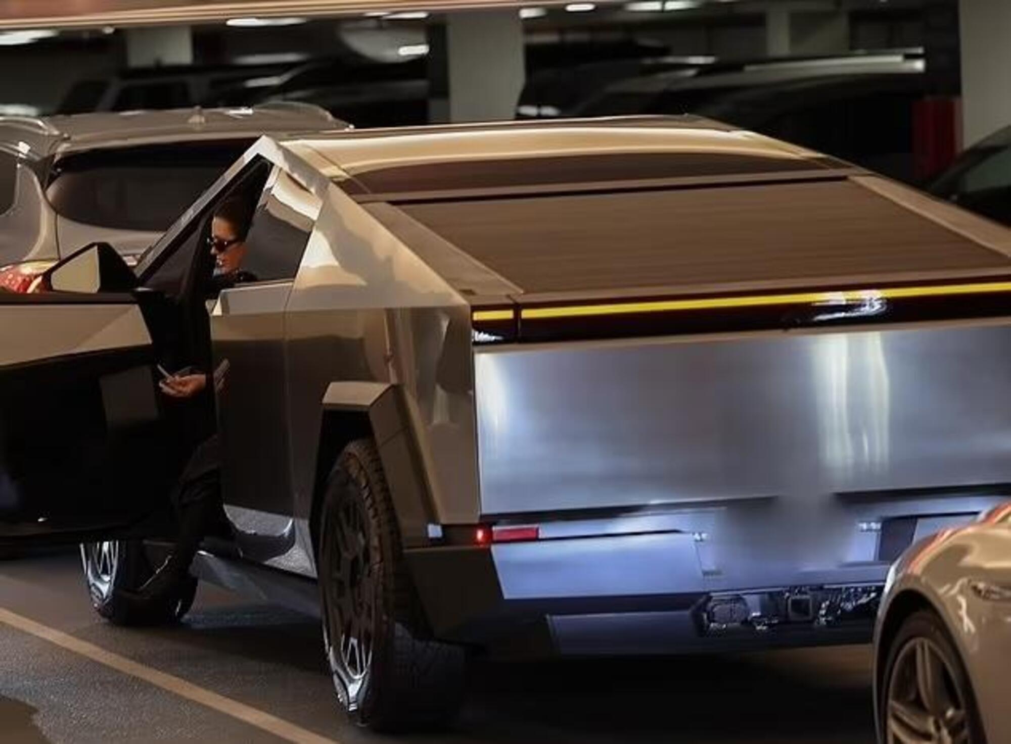 Curva dopo curva, Bianca Censori copia la pelle di Kim, la Kardashian ...